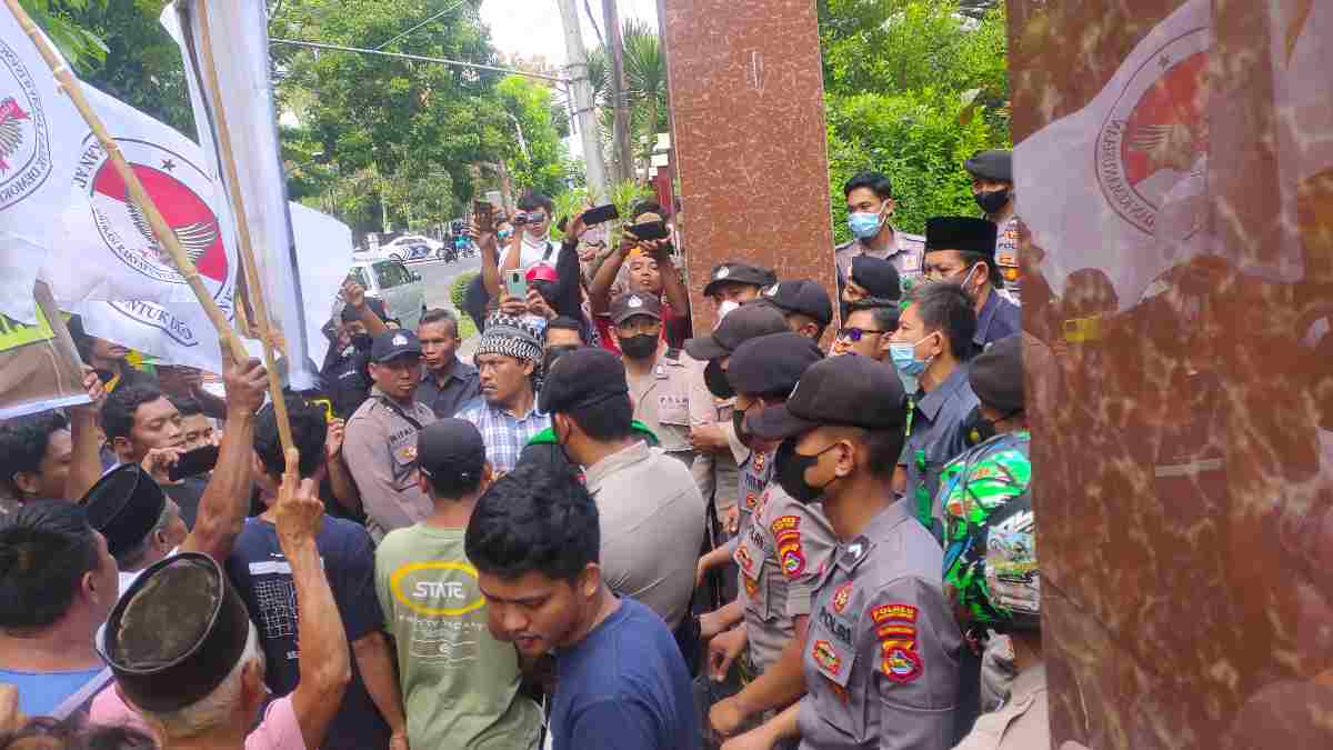 Gabungan LSM Geruduk PN Selong, Tuntut Ketua Panitra Dicopot | Poros Lombok