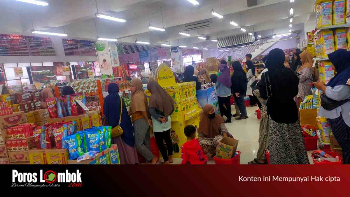 Supermarket Ruby Terara Dipadati Pengunjung | POROS LOMBOK