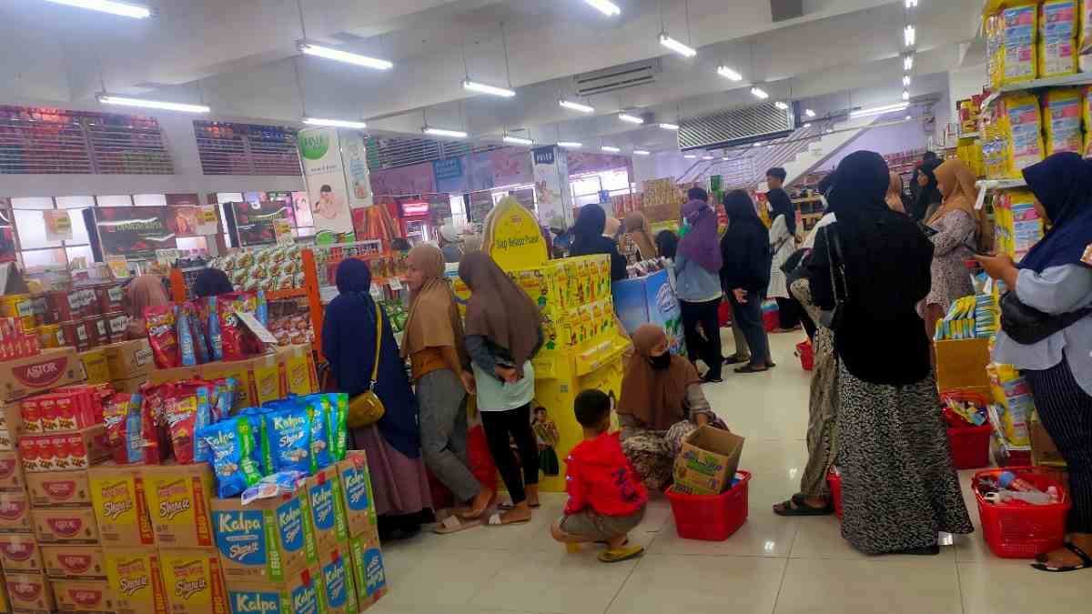 Supermarket Ruby Terara Dipadati Pengunjung | POROS LOMBOK